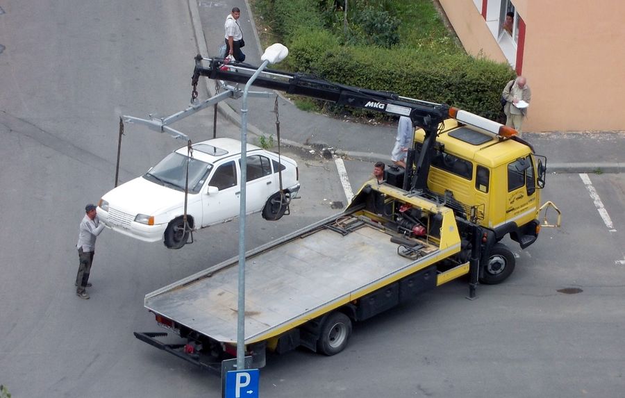Proiect de lege: maşinile parcate neregulamentar care încurcă circulaţia vor putea fi ridicate ...