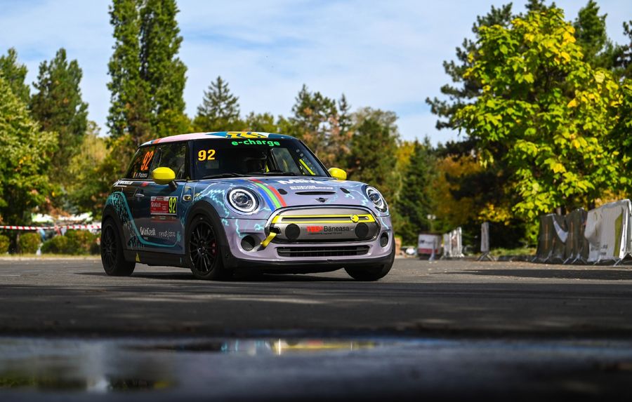 Primul Mini electric de curse din lume, dezvoltat în România, obține un ...