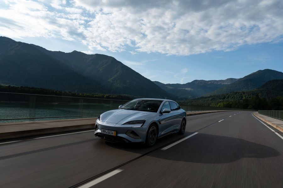 Chinezii prezintă un nou sedan electric pentru Europa, cu autonomie de ...