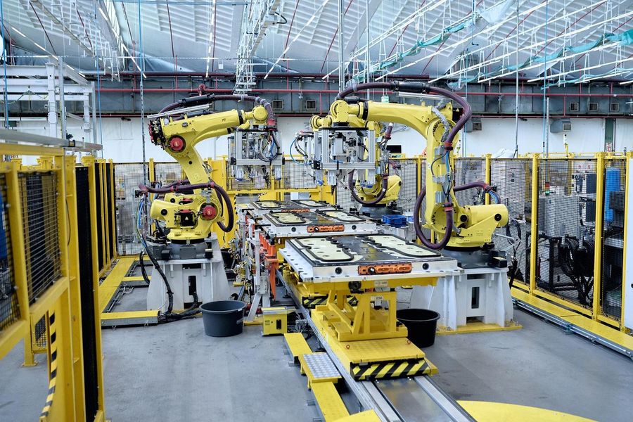 Ford inaugurează o linie de asamblare pentru baterii la Centrul de ...
